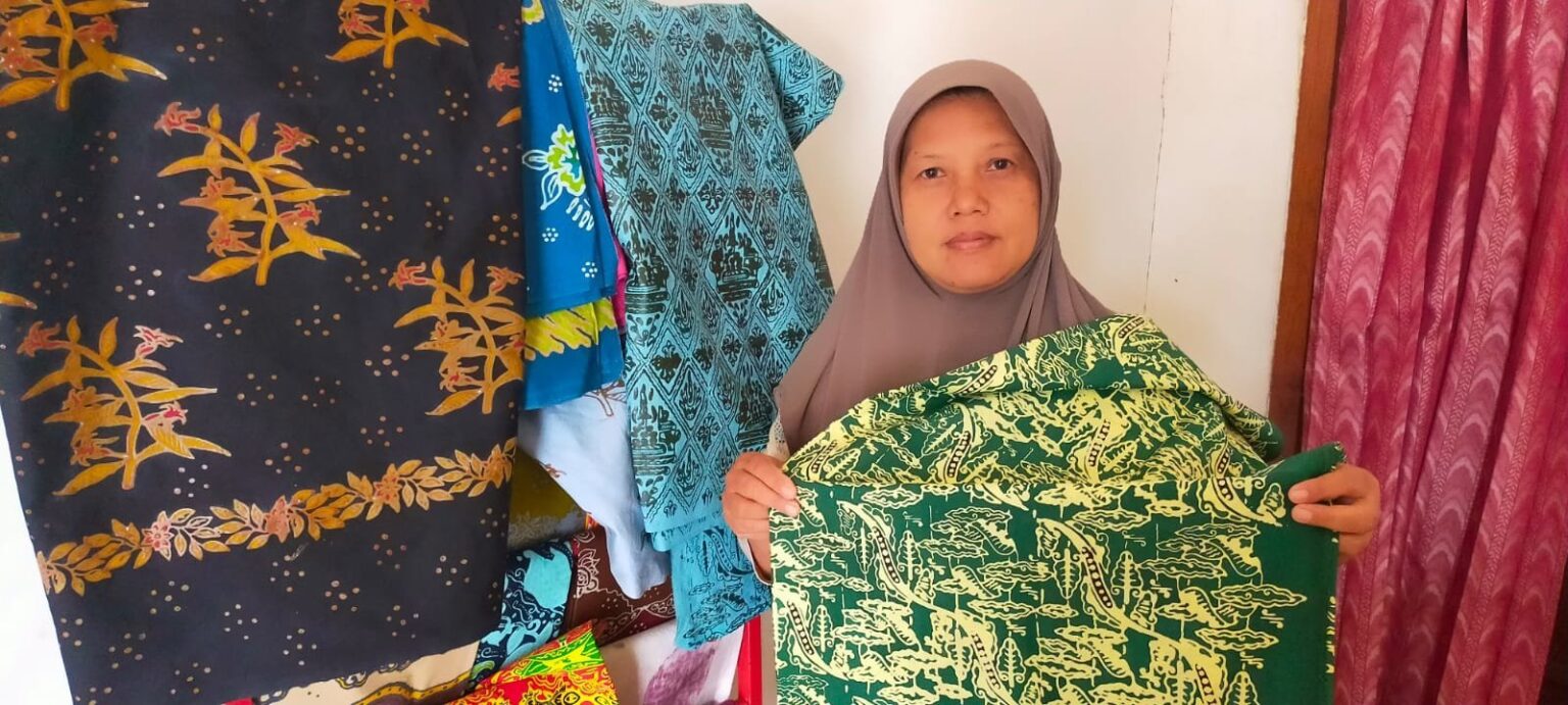 Tatik Tak Lelah Lestarikan Batik Tradisional Khas Bojonegoro untuk Masa Depan - SuaraBanyuurip.com