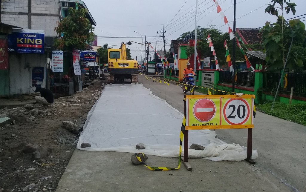 Jalan Cor Retak di Kecamatan Gayam Diperbaiki - SuaraBanyuurip.com