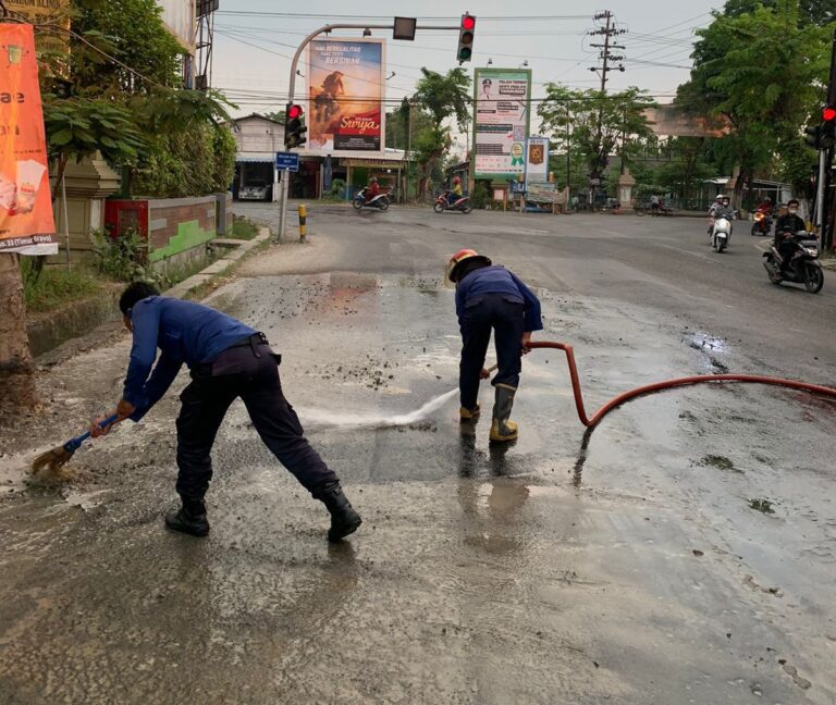 Cor Beton Tumpah di Jalan, Bahayakan Keselamatan Pengendara ...